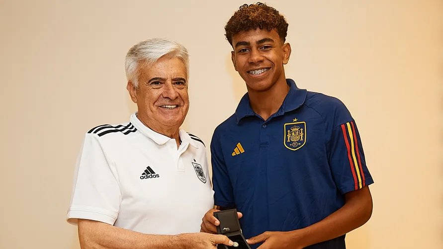 David García y Lamine Yamal reciben las insignias por su debut con la ...