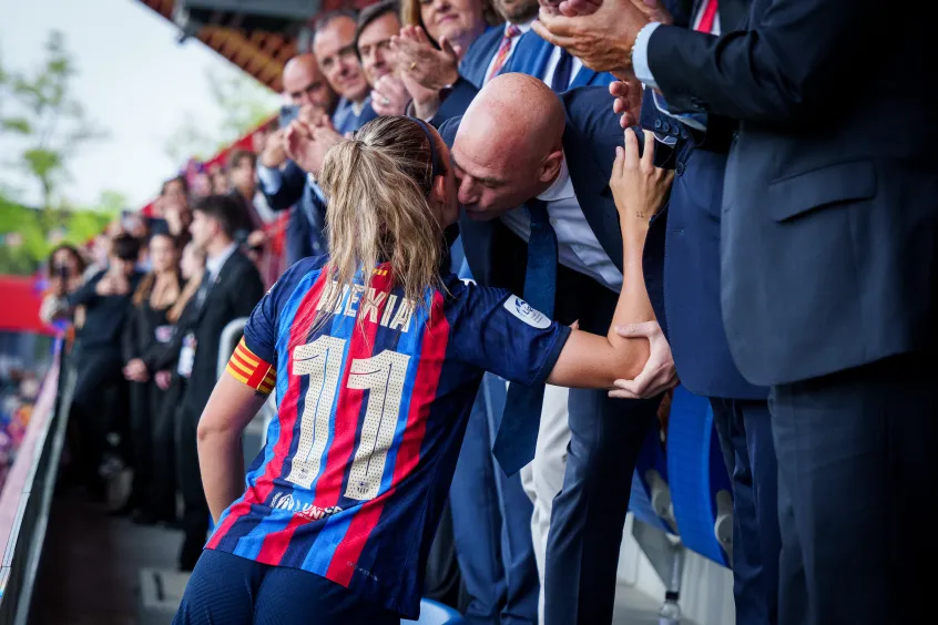 Luis Rubiales entrega al FC Barcelona el trofeo de Primera División ...