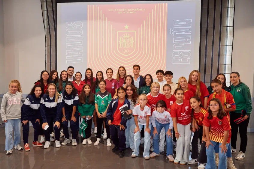 Cata Coll, María Méndez y Laia Codina reciben el abrazo de los ...