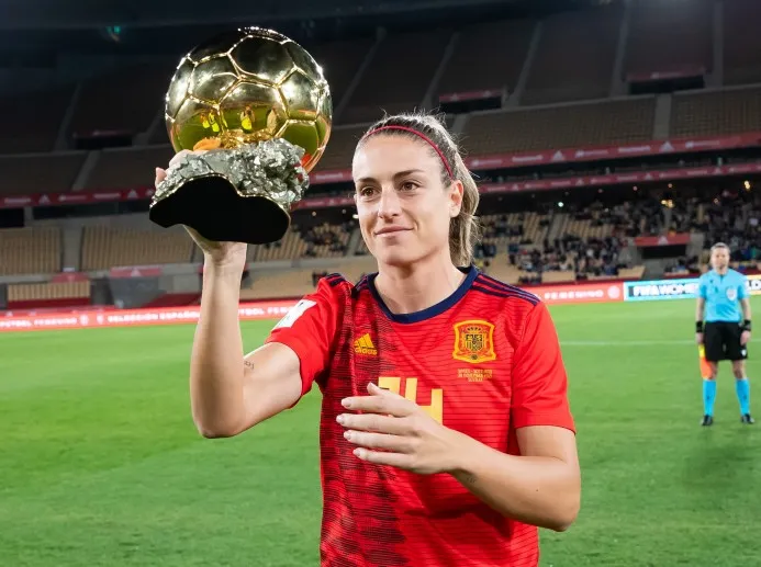 Alexia Putellas ofrece el Balón de Oro a la afición española en La Cartuja de Sevilla | www.rfef.es