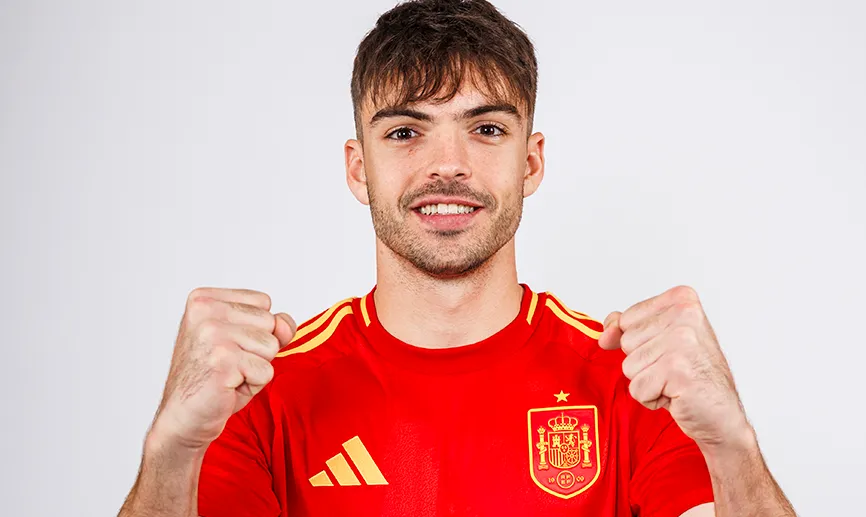 Raúl Asencio and Dean Huijsen pose in their Spain kits | www.rfef.es/en