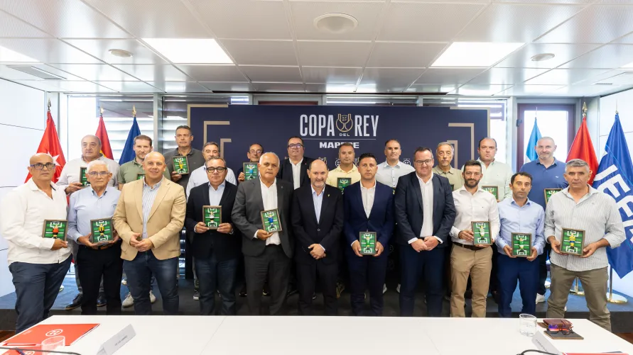 Rafael Louzán with the clubs participating in the Preliminary Round of ...