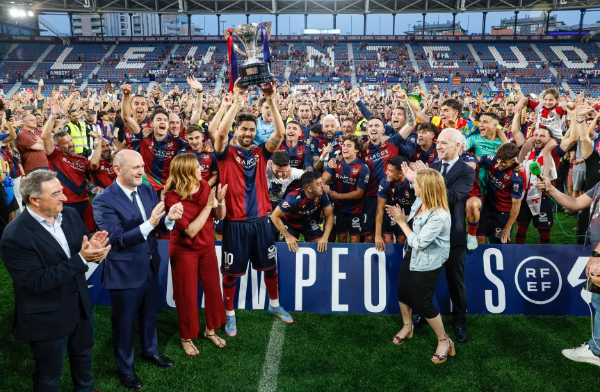 El presidente de la RFEF entrega al Levante UD el trofeo de campeones ...