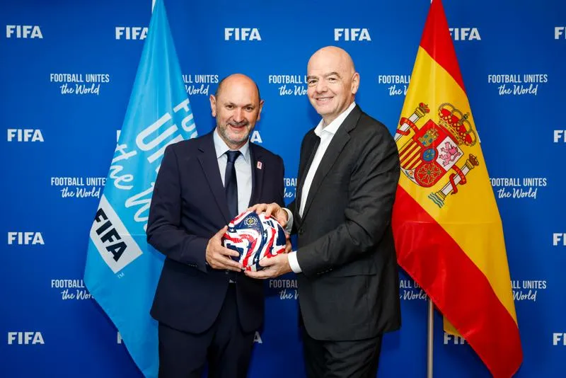 Louzán meets with Infantino at the FIFA Summit in Miami | www.rfef.es/en