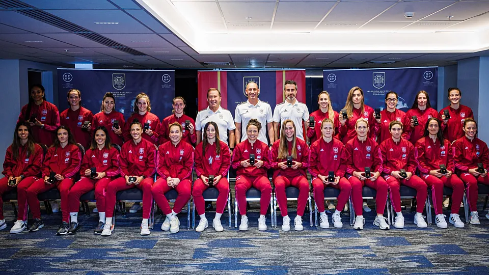 The President of the RFEF awards commemorative badges to the Spanish ...