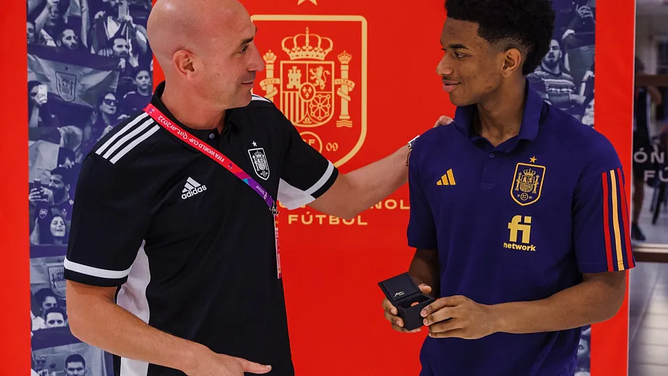 Balde receives the commemorative badge for his debut with the Spanish ...